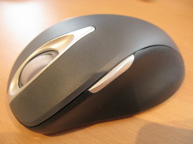 How to Charge a Logitech Wireless Mouse With a Blinking Red Light ...