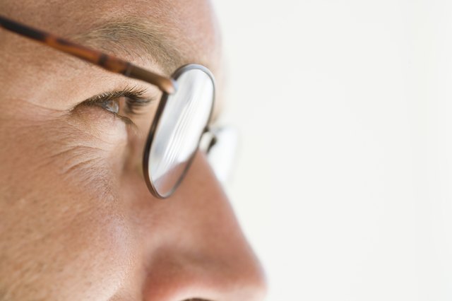 How to Retouch in iPhoto for Glare on Glasses | Techwalla