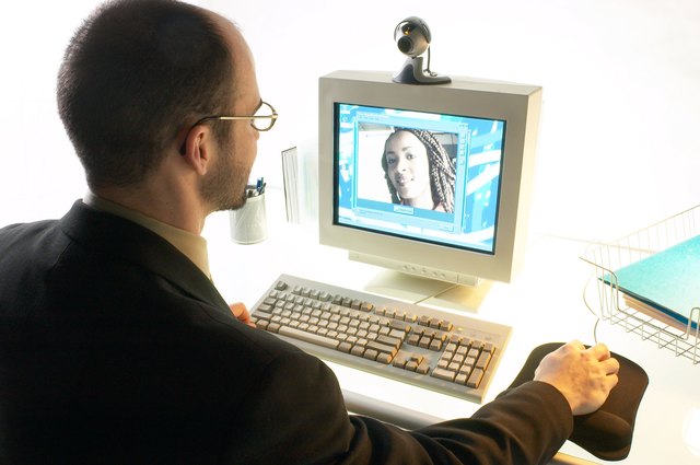 Can You Use Skype Without Using Earphones or Microphones? | Techwalla