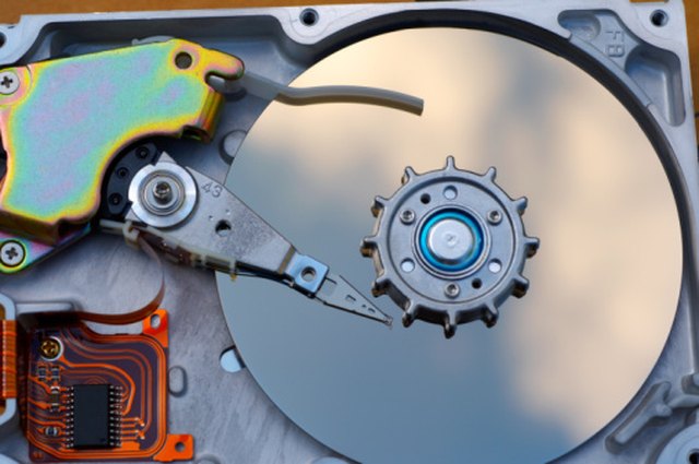 What Are the Characteristics of Storage Devices? | Techwalla